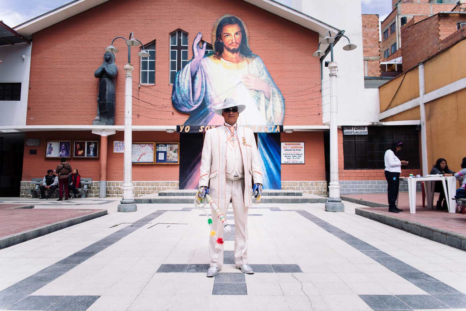 Manuel Seoane registra las fiestas Aymara de Preste en Bolivia